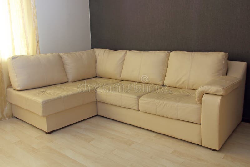 Sofá De Couro De Canto Bege Foto de Stock - Imagem de quarto, contemporâneo: 52204012