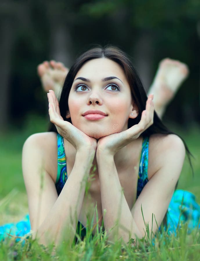 Sogno della ragazza bella immagine stock. Immagine di bellezza - 23527125