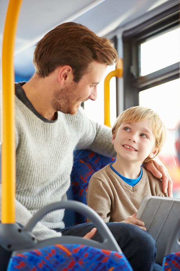 Sohn, Der Digital-Tablet Auf Busfahrt Mit Vater Verwendet Stockbild ...