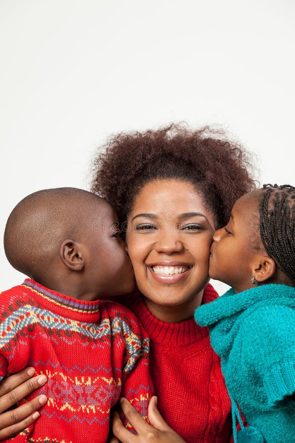 Sohn Und Tochter, Die Ihre Mutter Küssen Stockbild - Bild von ...