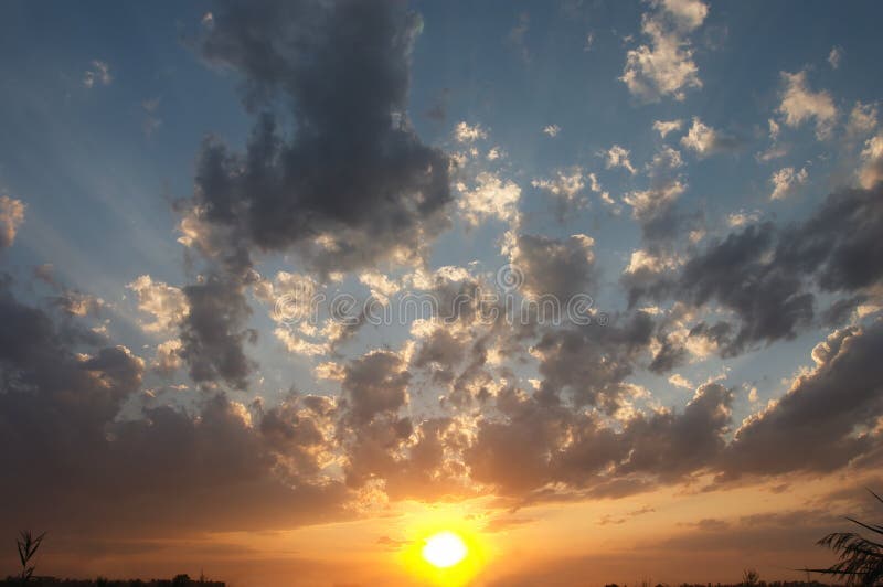 Sol amarillo imagen de archivo. Imagen de oscuridad, noche - 6197437