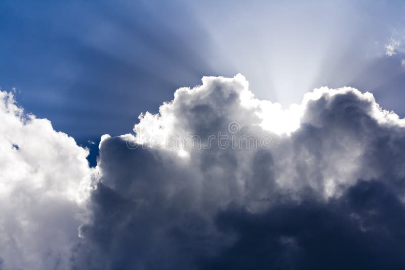 Sol till och med moln fotografering för bildbyråer. Bild av cloudscape ...