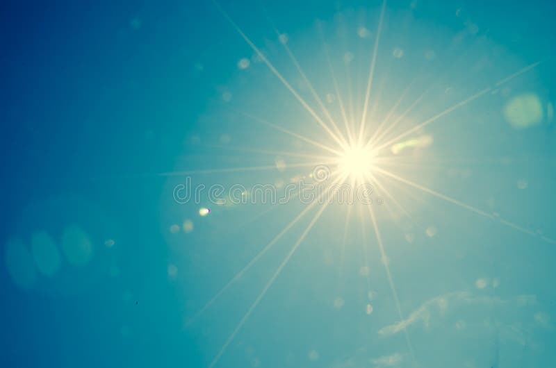 Sol Brillante Real En El Cielo Azul Claro Imagen de archivo - Imagen de ...