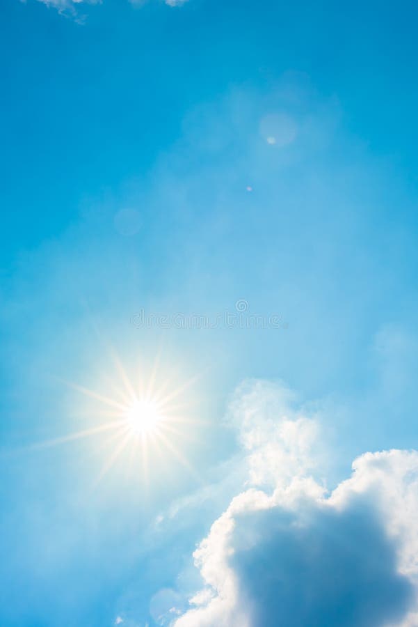 Sol Brillante En El Cielo Azul Foto de archivo - Imagen de estrella ...