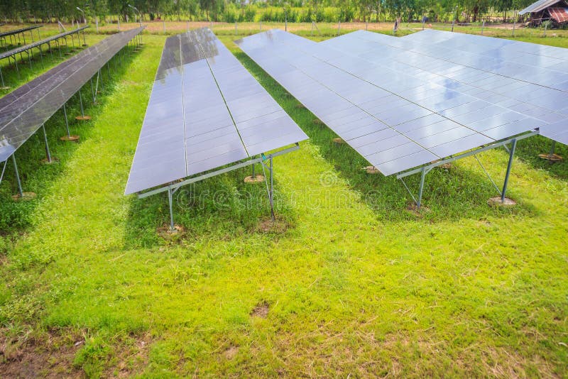 Sol- Celler (photovoltaic Panel) Med Reflexionen Av Solljus Arkivfoto ...