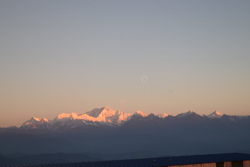 Sol Completo Con Rayos De Sol Rojos Imagen de archivo - Imagen de ahora ...