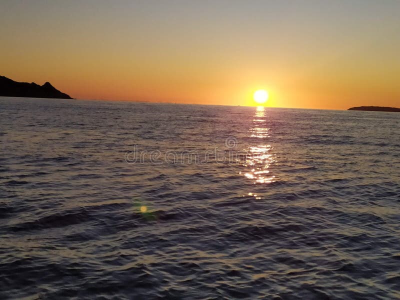 Sol De Sol Al Borde Del Mar Foto de archivo - Imagen de playa, marina ...