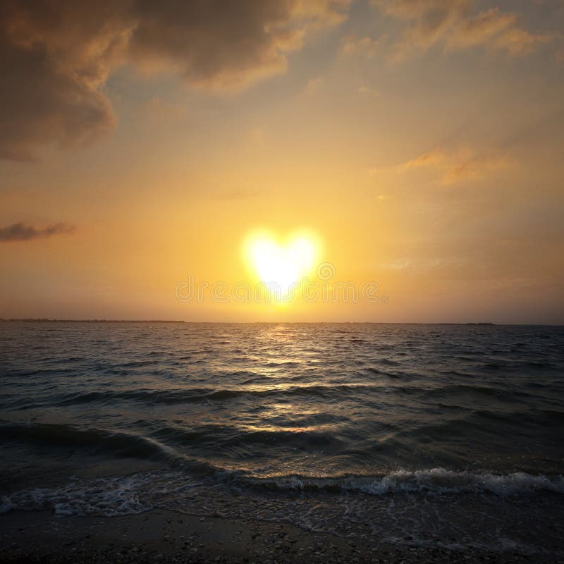 Sol en forma de corazón foto de archivo. Imagen de cubo - 85504766