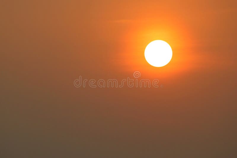 Sol Grande Brillante En El Cielo Imagen de archivo - Imagen de ...