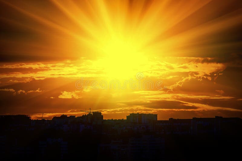 Sol grande sobre la ciudad foto de archivo. Imagen de edificios - 106608684