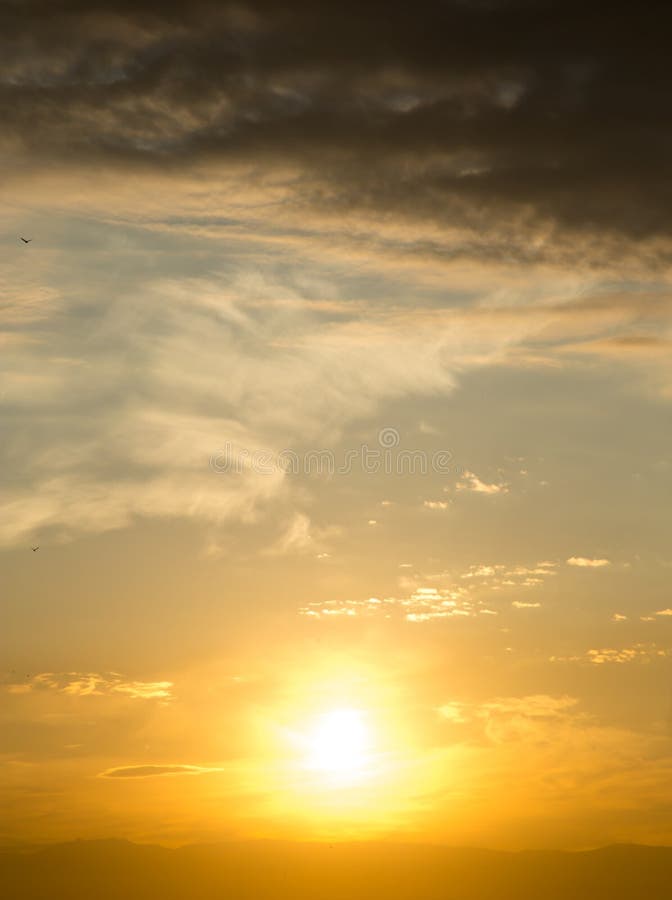Sol Hermoso Del Amanecer En El Cielo Foto de archivo - Imagen de ...
