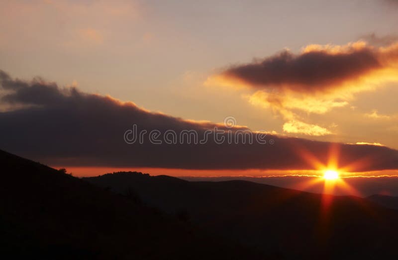 Sol Hermoso En La Salida Del Sol Imagen de archivo - Imagen de parque ...