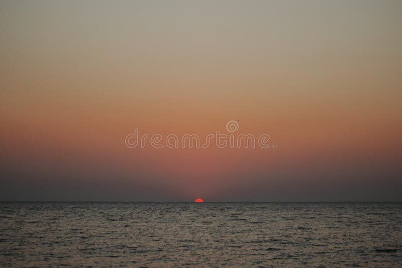 Sol Mínimo En El Sol Poniente En El Mar Foto de archivo - Imagen de ...