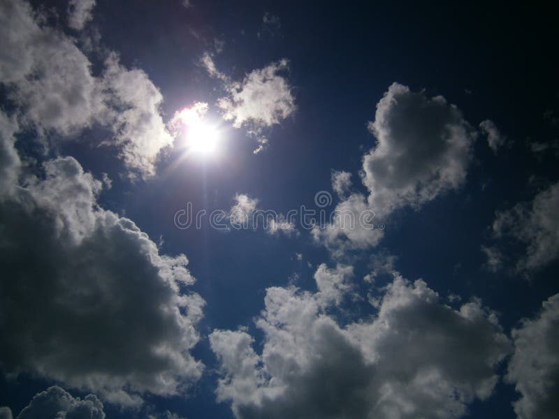 Sol mellan moln arkivfoto. Bild av mellan, oklarheter - 92007360