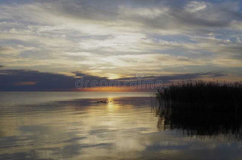 El Lago Peipus En La Salida Del Sol Imagen de archivo - Imagen de ...