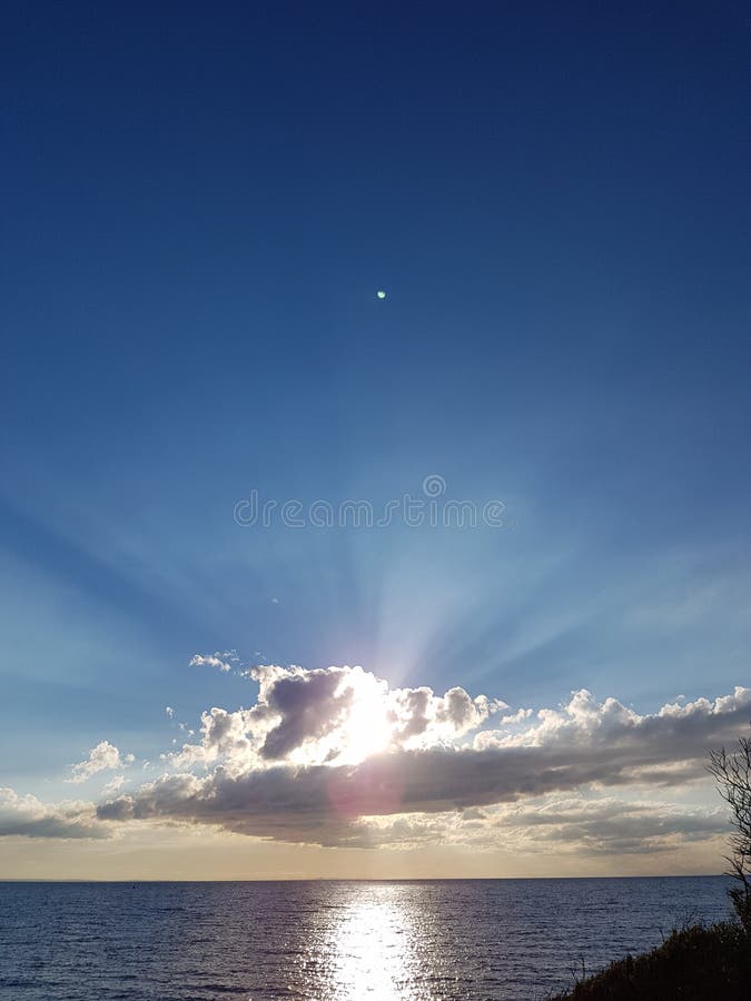 Sol och moln fotografering för bildbyråer. Bild av tydlig - 116327619