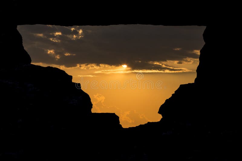 Sol Oscuro Que Pinta Un Cloudscape En Una Ventana De La Roca Imagen de ...