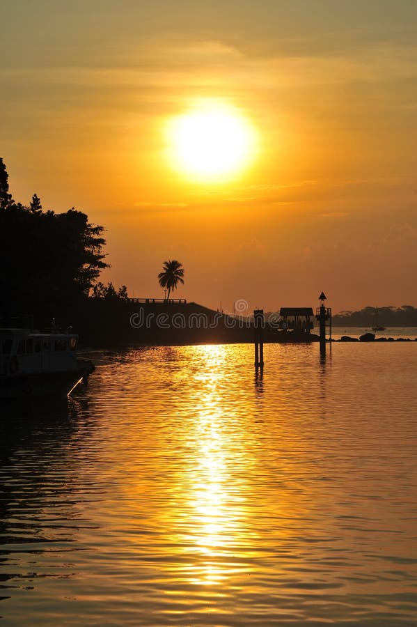 Sol Poniente Que Crea Un Tono Naranja Imagen de archivo - Imagen de ...
