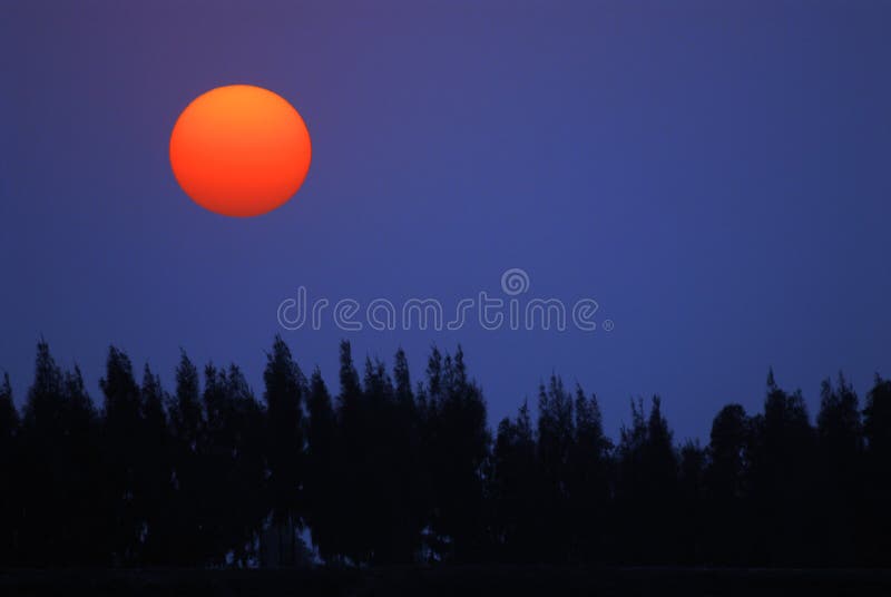 Sol rojo en el cielo azul imagen de archivo. Imagen de sereno - 2529061