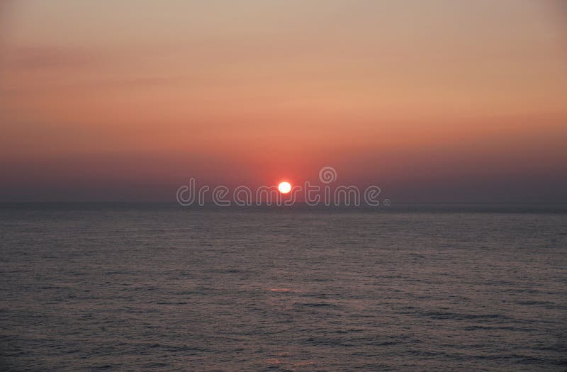 Sol sobre o mar calmo imagem de stock. Imagem de curso - 156805415