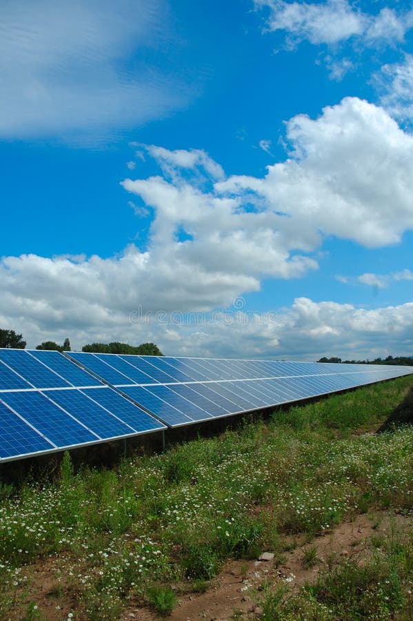 Solpaneler Producerar El Som Kan Driva Vattenpump För Bevattning Av ...