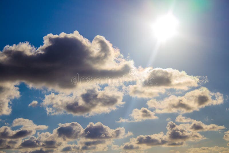 Sol y cielos fuertes imagen de archivo. Imagen de abierto - 83885247