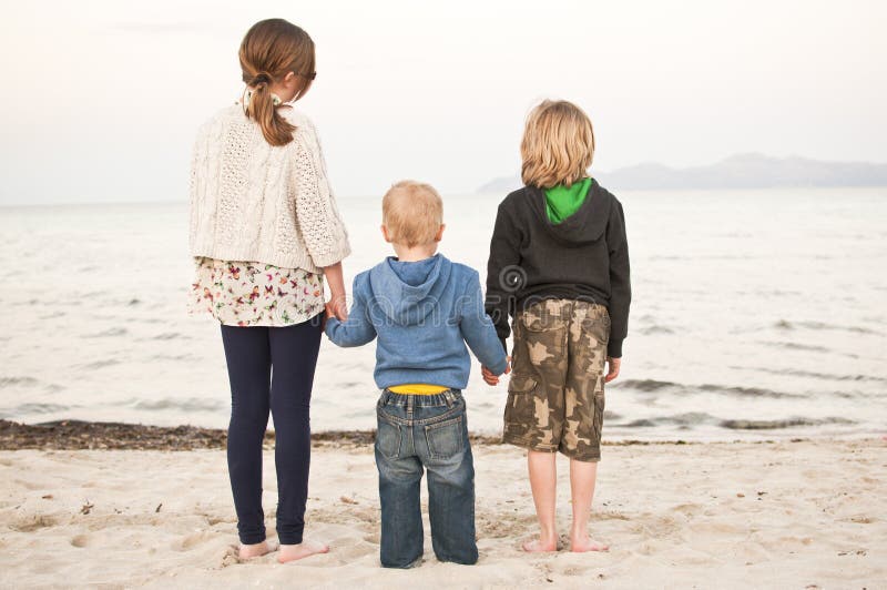 Madre Y Niños Tristes En La Playa Imagen de archivo - Imagen de ...