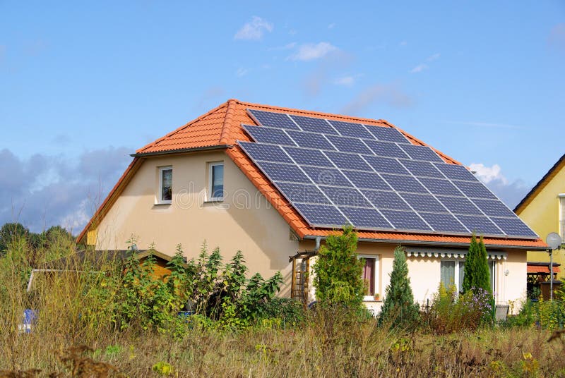 Solaranlage auf Feld stockfoto. Bild von verbessernd - 23330680