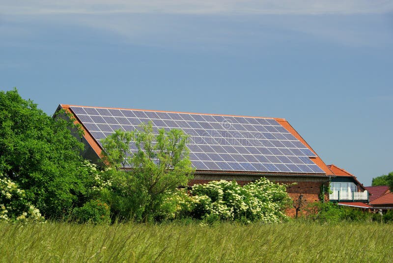 Solaranlage auf Feld stockfoto. Bild von auswechselbar - 23330680