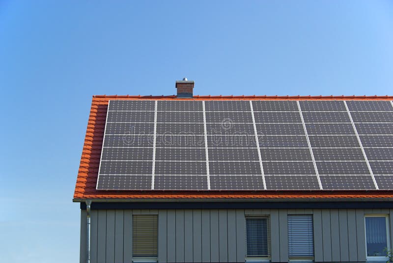 Solaranlage auf Feld stockfoto. Bild von verbessernd - 23330680