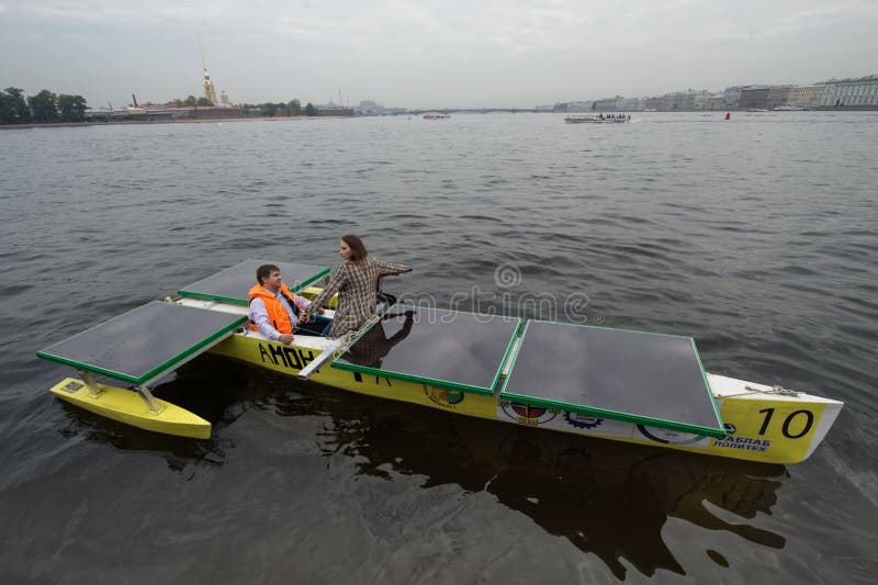 Solarboot redaktionelles bild. Bild von leistung, elektrizität - 64170035