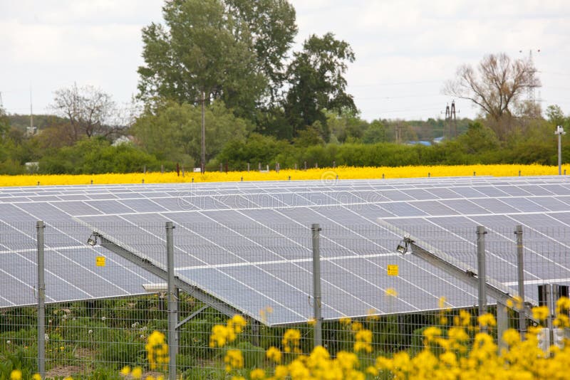 Solarenergieplatten stockbild. Bild von hitze, leistungsfähigkeit ...