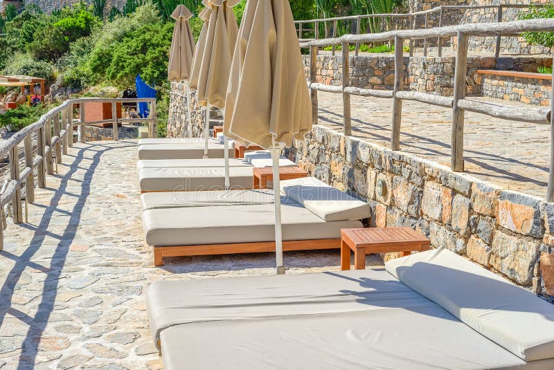 Solarium Op Het Terras Op Het Eiland Kreta, Griekenland Stock Foto ...