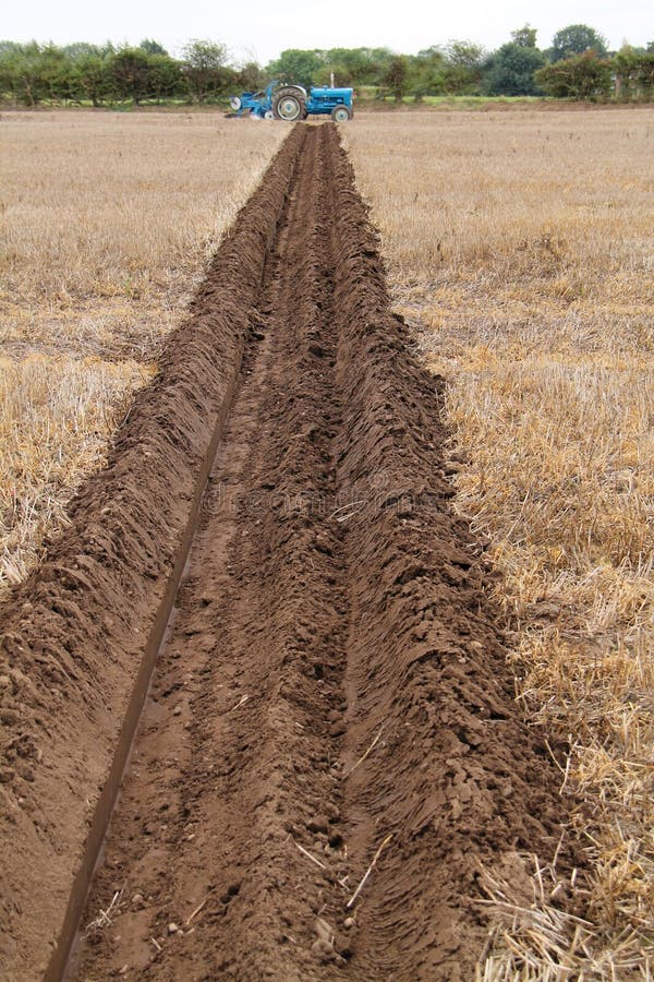 Solco arato del campo. immagine stock. Immagine di paese - 34113267