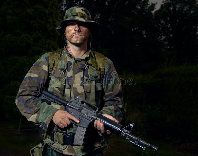Soldado Totalmente Equipado Y Armado Con Fusil En El Desierto Imagen de ...