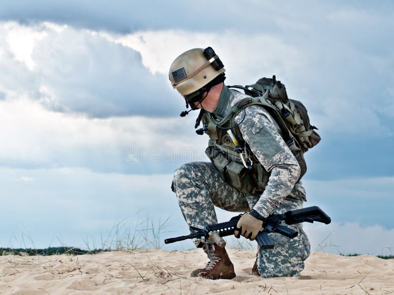 Soldado en el desierto foto de archivo. Imagen de battlefield - 35526562