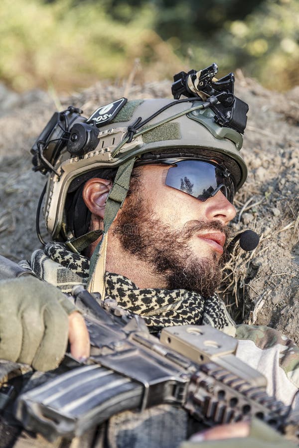 Soldado Americano Que Aponta Seu Rifle Foto de Stock - Imagem de homem ...