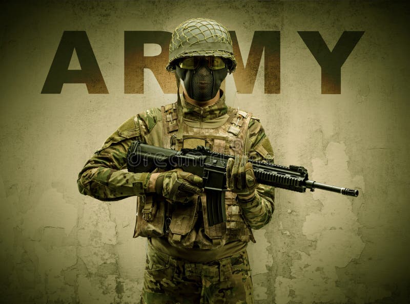 Soldado Armado Com Fundo De Parede Danificado Foto de Stock - Imagem de ...