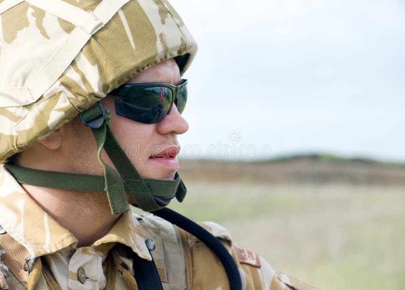 Soldado herido foto de archivo. Imagen de grande, camuflaje - 10104612