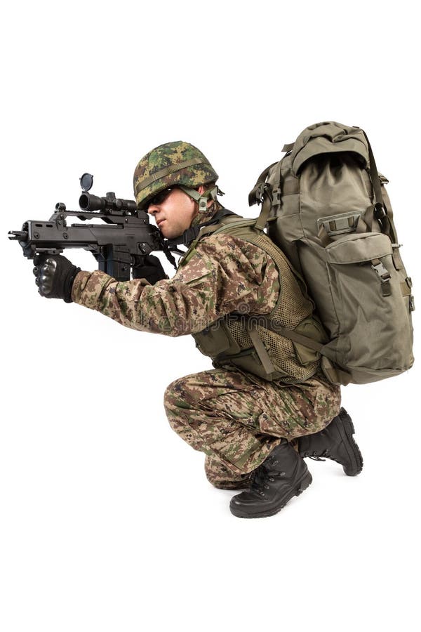 Soldado Com Rifle Em Um Fundo Branco Foto de Stock - Imagem de golpe ...