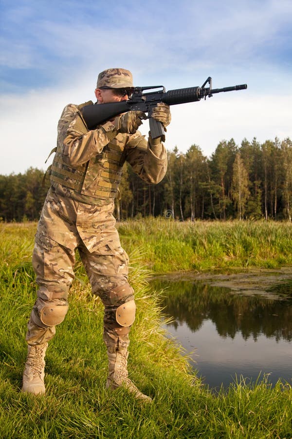 Soldado com um rifle foto de stock. Imagem de especial - 16033448