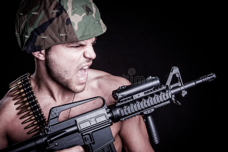 Soldado con el arma foto de archivo. Imagen de marina - 95175440
