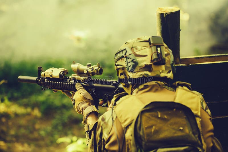 Soldado Con El Rifle En Bosque Foto de archivo - Imagen de protector ...