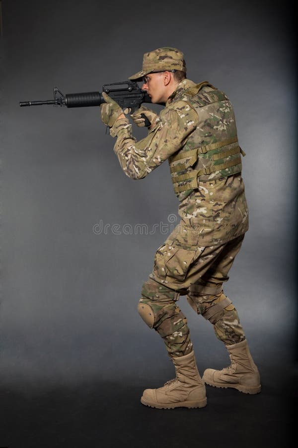 Soldado con el rifle foto de archivo. Imagen de verde - 16068326