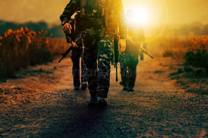 Soldado Con Fusil Largo Caminando En Campo De Batalla De Tierra Foto De