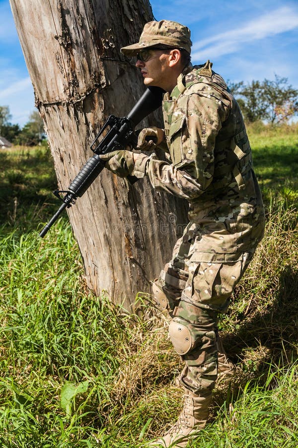 Soldado Moderno Con El Rifle Foto de archivo - Imagen de serio, marcial ...