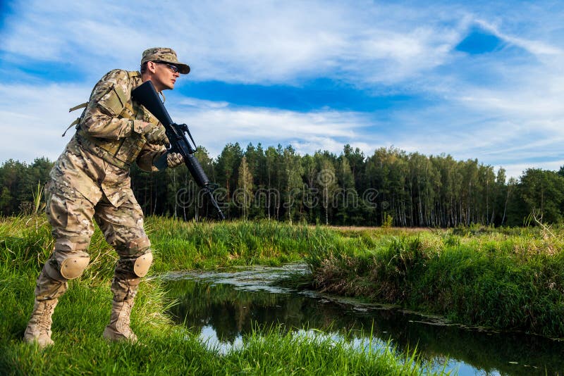 Soldado con un rifle foto de archivo. Imagen de soldado - 39541858