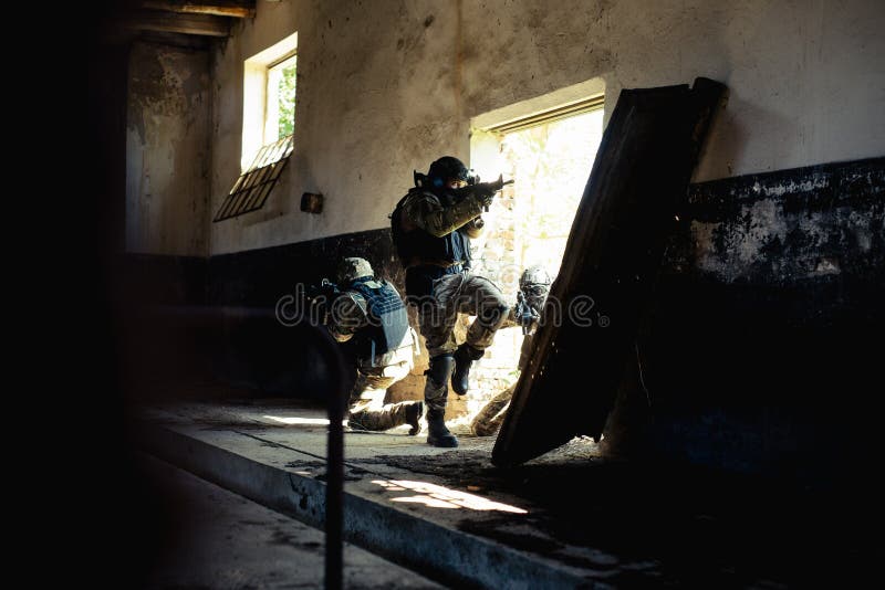 Soldado Da Airsoft Com Uma Espingarda Jogando Strikeball. Imagem de ...