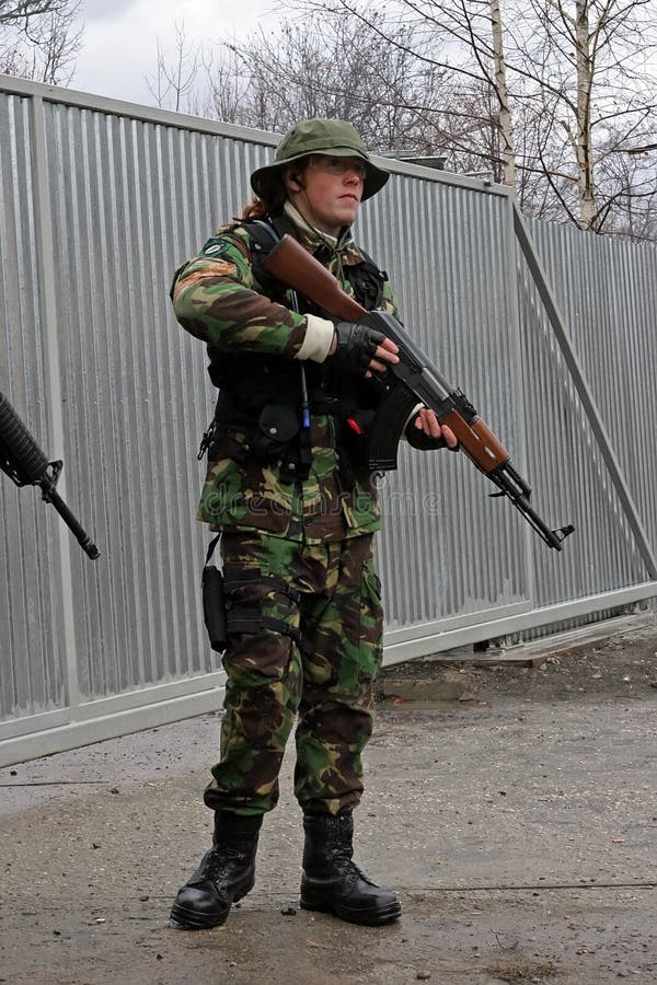 Soldado ASG Airsoft Com Arma Imagem de Stock - Imagem de cara, rapaz ...