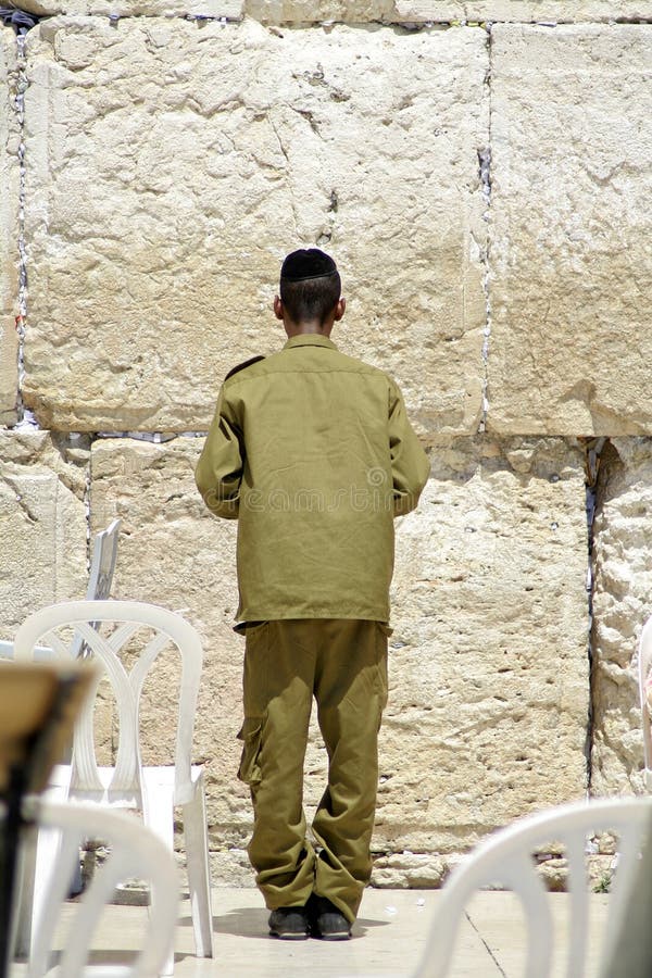 Soldado Israelita Que Praying Na Parede Lamentando, Jerusalem Israel ...